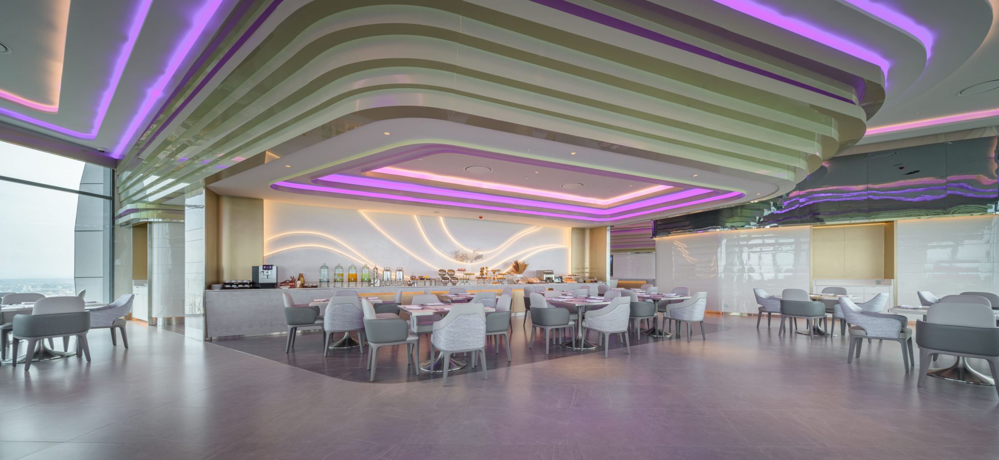 Grande Centre Point SPACE Pattaya เปิดตัวหุ่นยนต์ต้อนรับ ORIONEX ใหม่ล่าสุด