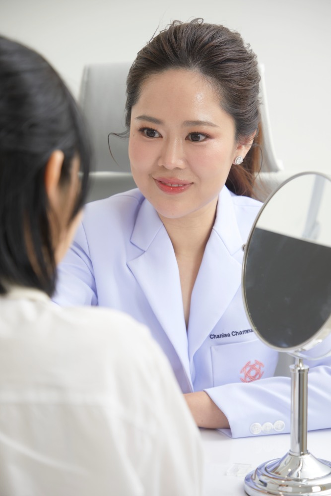 ไขปัญหาสารพัด "สิว" กับหมอผักบุ้ง Chanisa Clinic